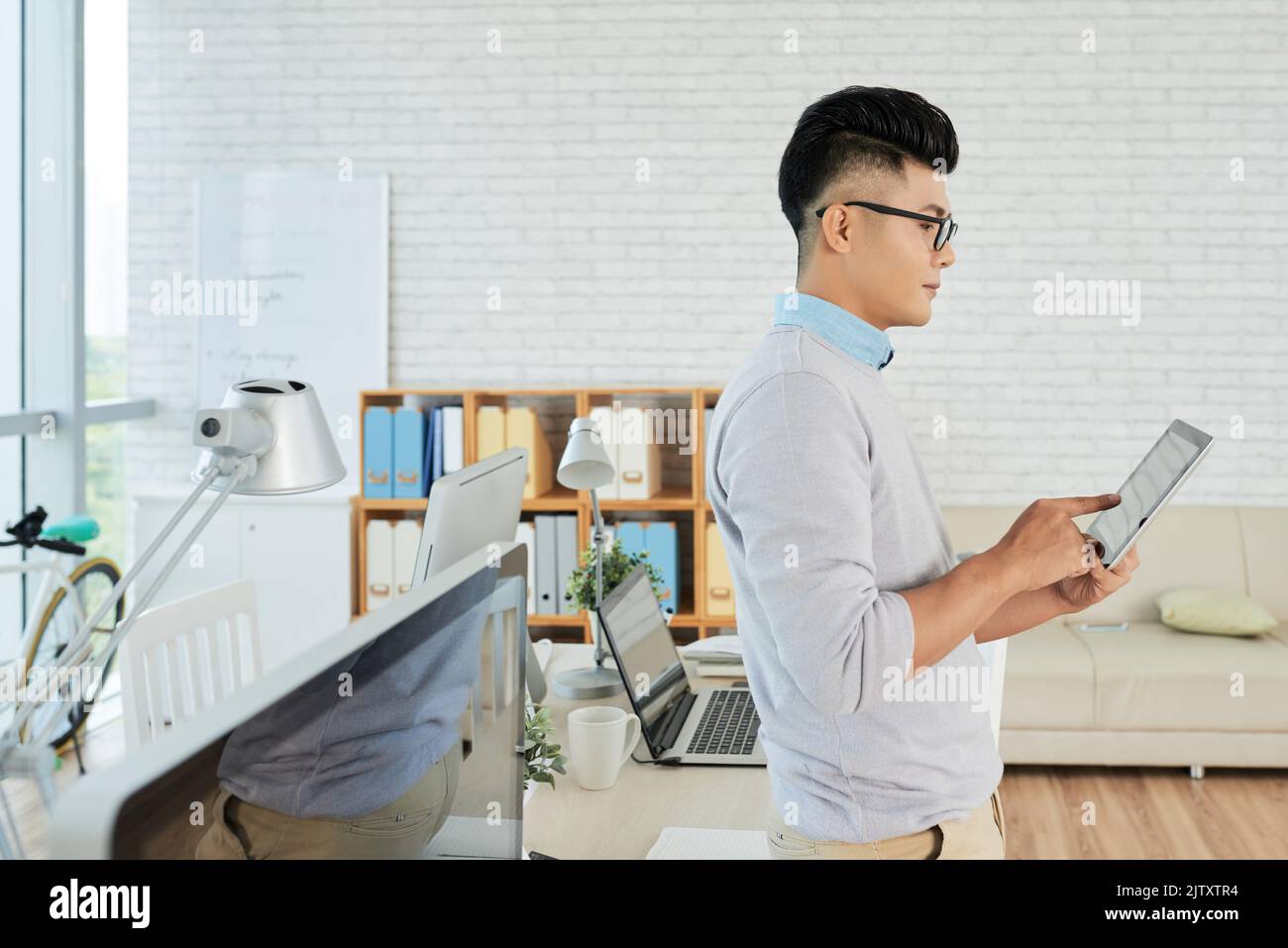 Young business people typing hi-res stock photography and images - Alamy