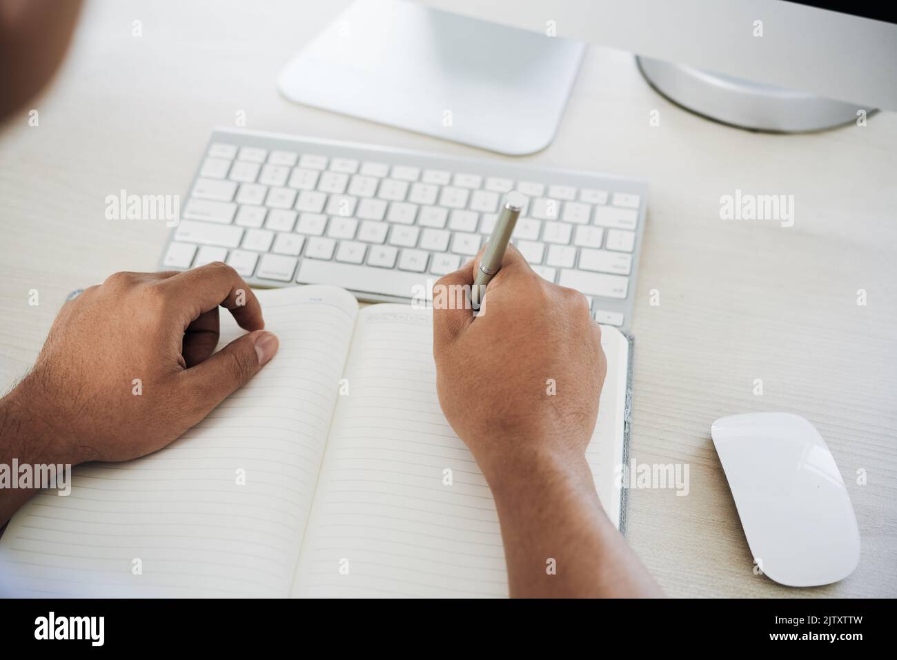 Close up business man writing hi-res stock photography and images - Alamy
