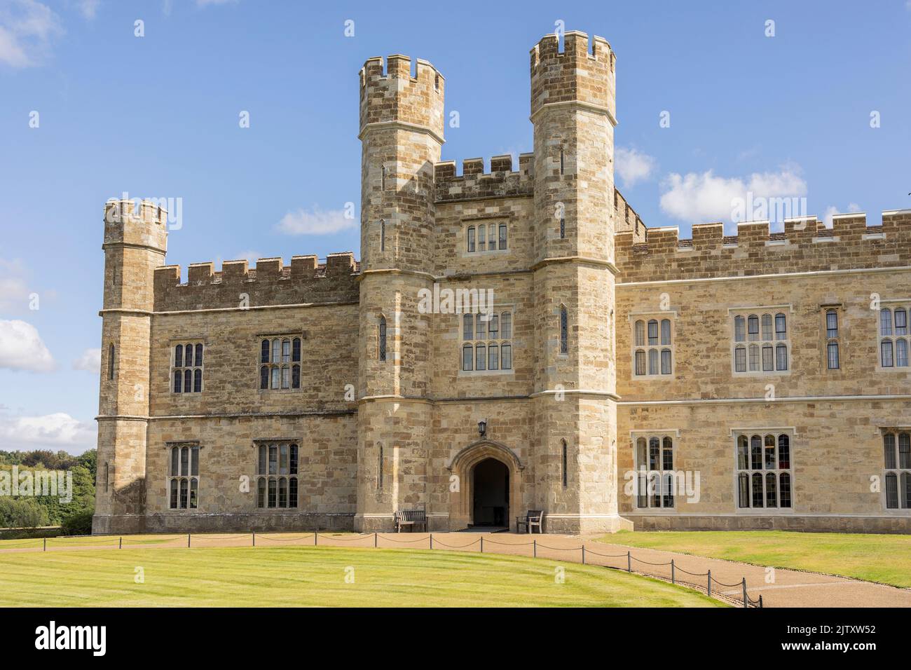 front view of a english sandstone medieval castle Stock Photo - Alamy