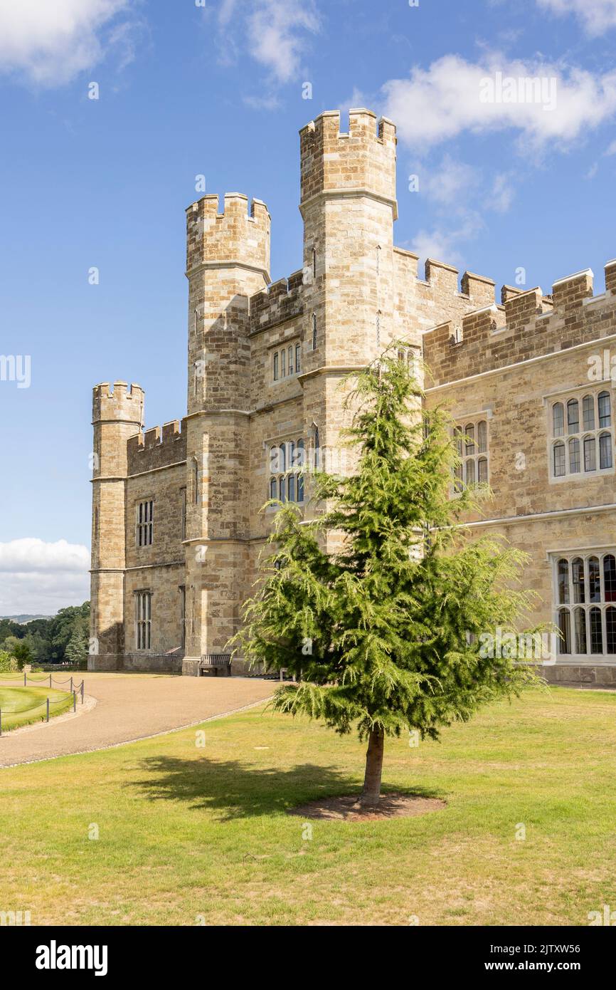 view of a english sandstone medieval castle Stock Photo - Alamy
