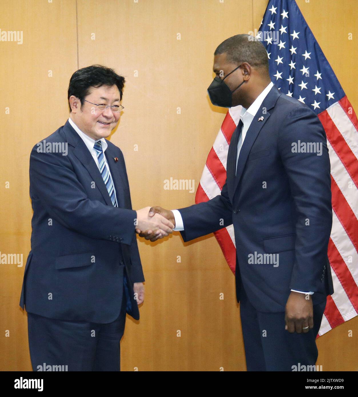 Japanese Environment Minister Akihiro Nishimura (L) and U.S ...