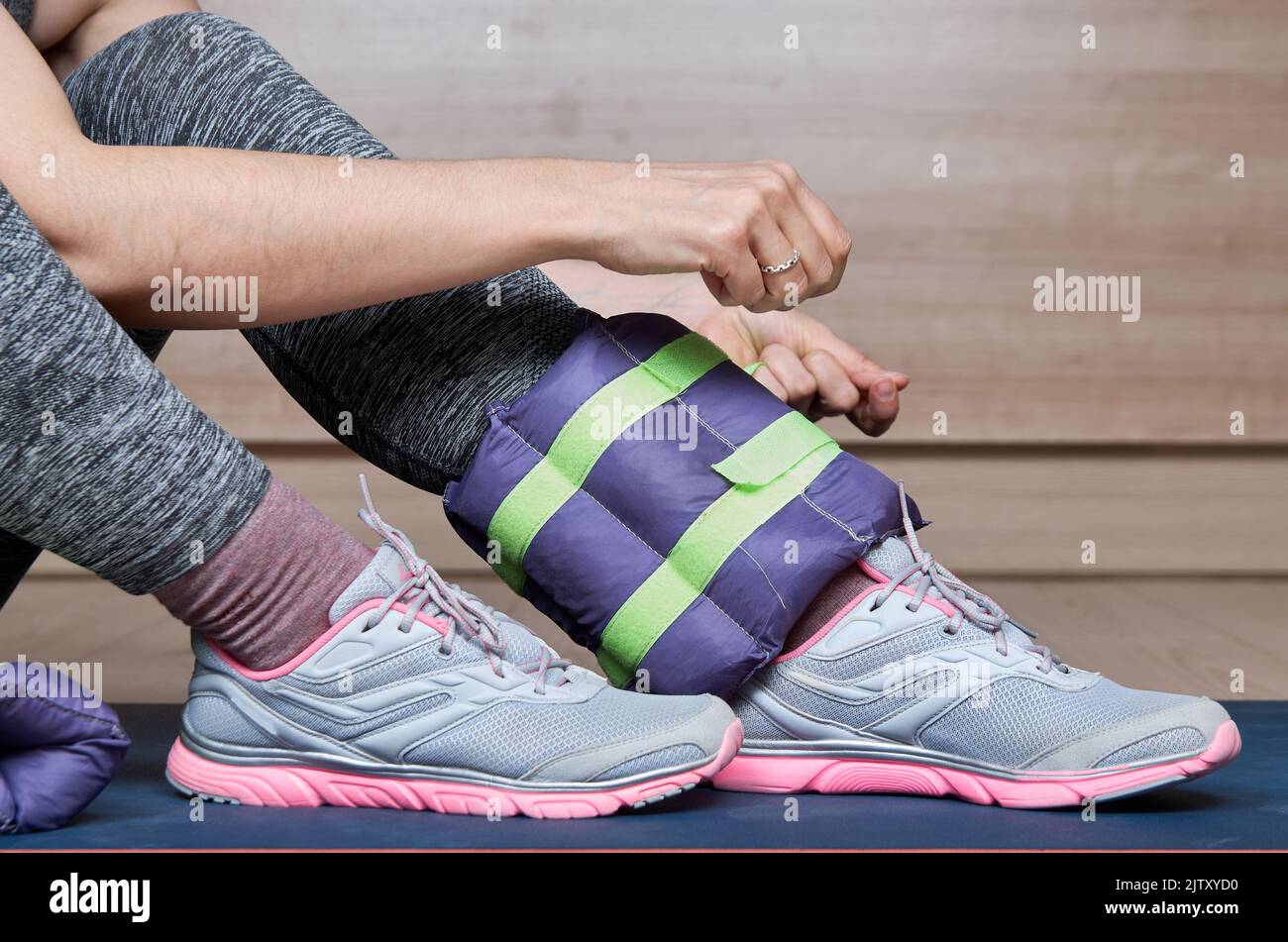 Foot weights hi-res stock photography and images - Alamy