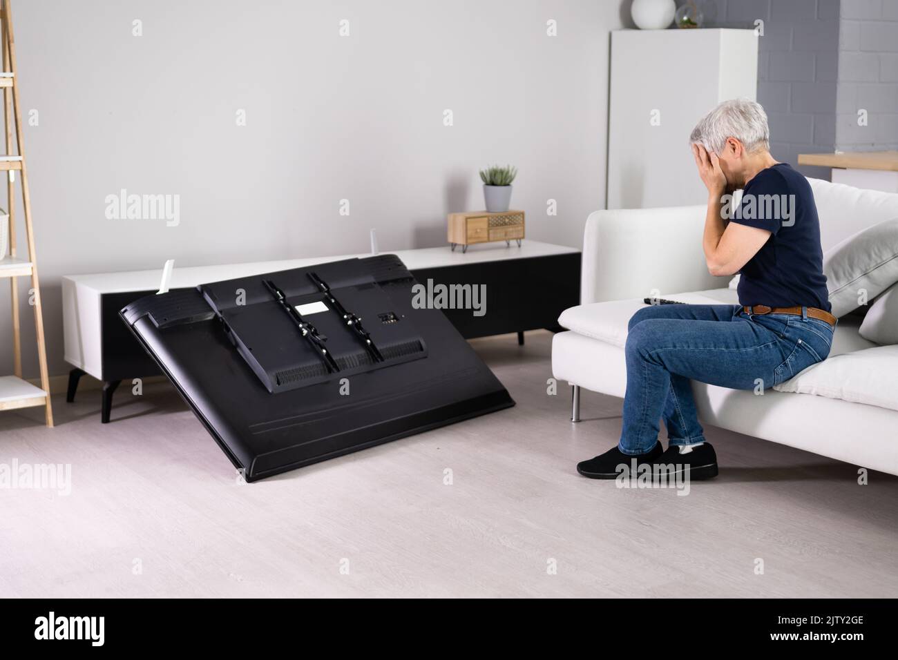 Old tv broken screen hi-res stock photography and images - Alamy