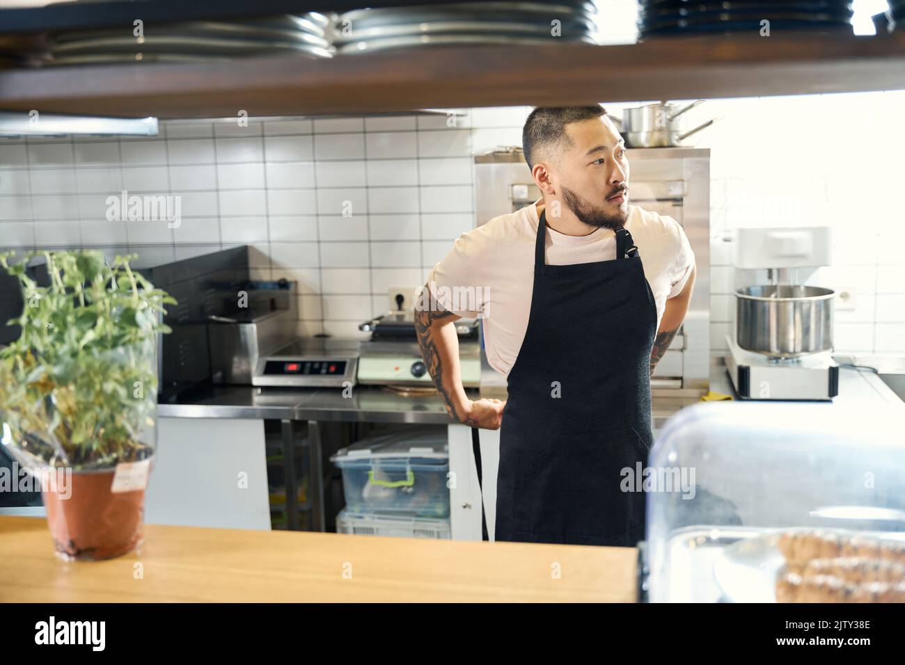 Guy in kitchen hi-res stock photography and images - Alamy