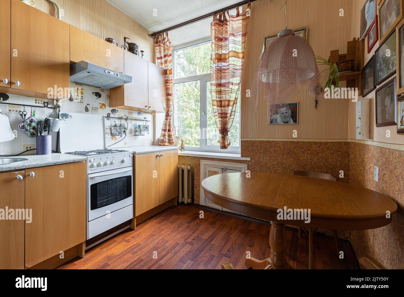 Vintage living room empty hi-res stock photography and images - Alamy