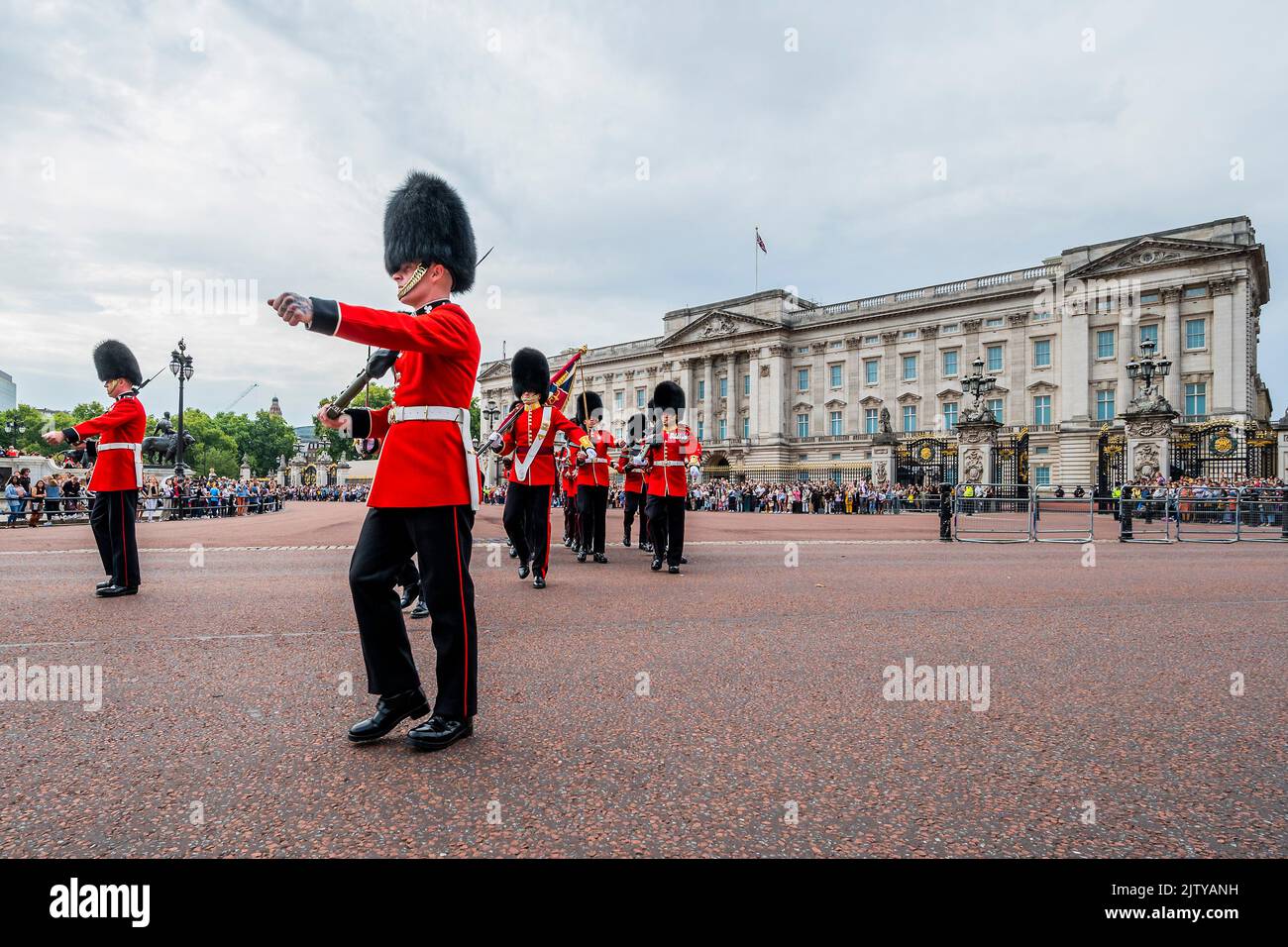 London, UK. 2nd Sep, 2022. Part of teh unit heads to its guard duties ...