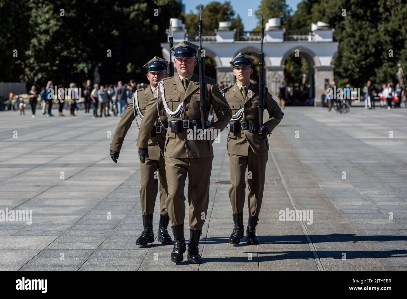 The changing of the guards at the grave of the Unknown Soldier seen ...