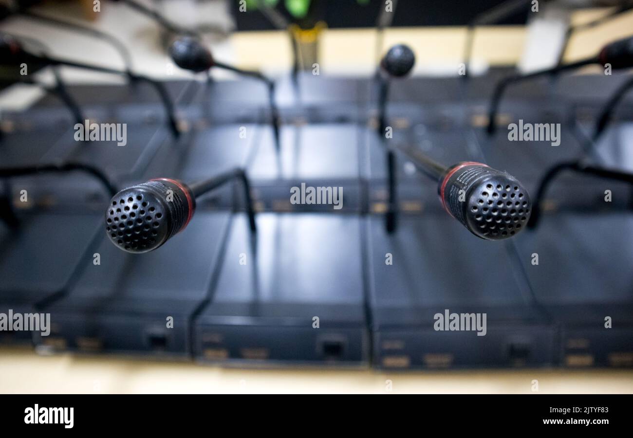 Two mics hi-res stock photography and images - Alamy