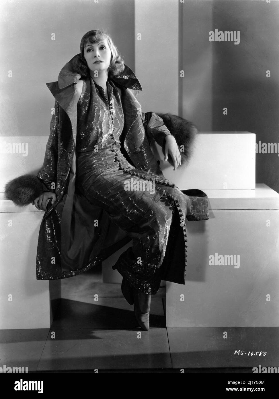 Greta garbo portrait full length Black and White Stock Photos & Images ...