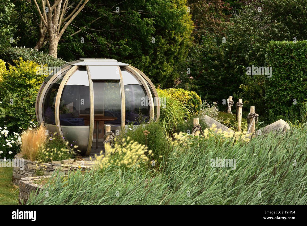 Round garden pod hi-res stock photography and images - Alamy
