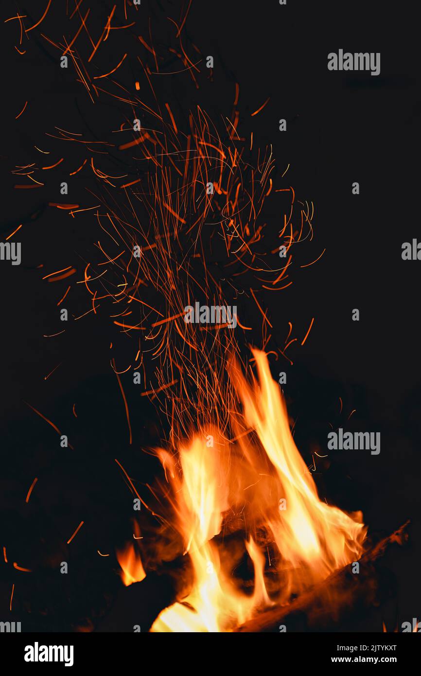 Night bonfire sparks fire hi-res stock photography and images - Alamy