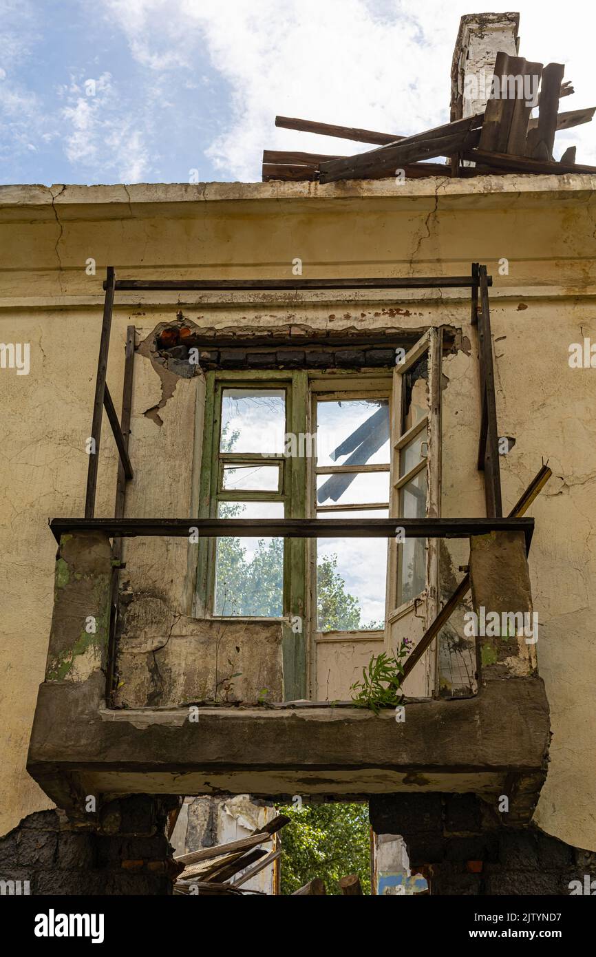 Ruined balcony hi-res stock photography and images - Alamy