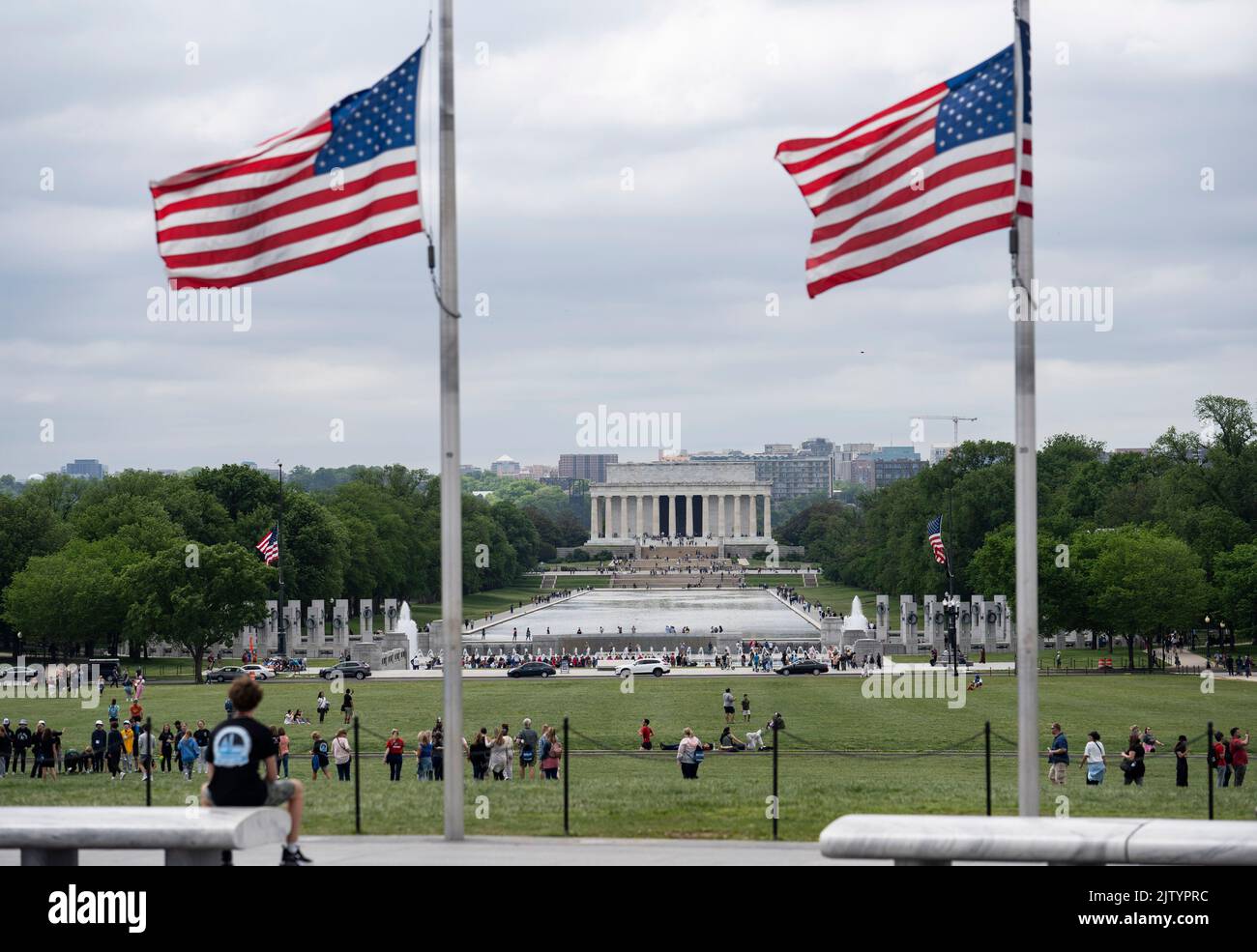(220902) -- BEIJING, Sept. 2, 2022 (Xinhua) -- U.S. national flags fly ...