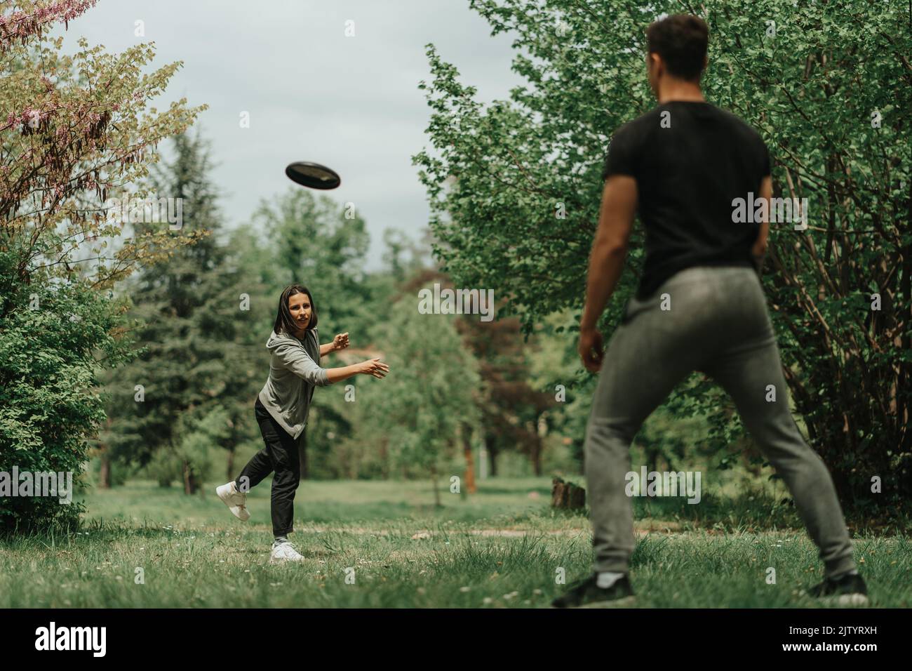 Man throwing frisbee exercise hi-res stock photography and images - Alamy