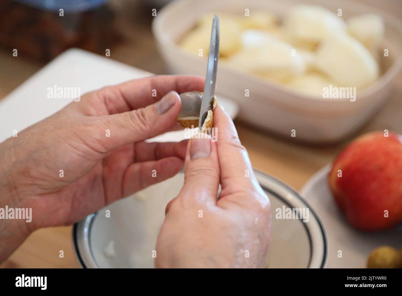 Hand peeling fresh orange fruit hi-res stock photography and images - Alamy