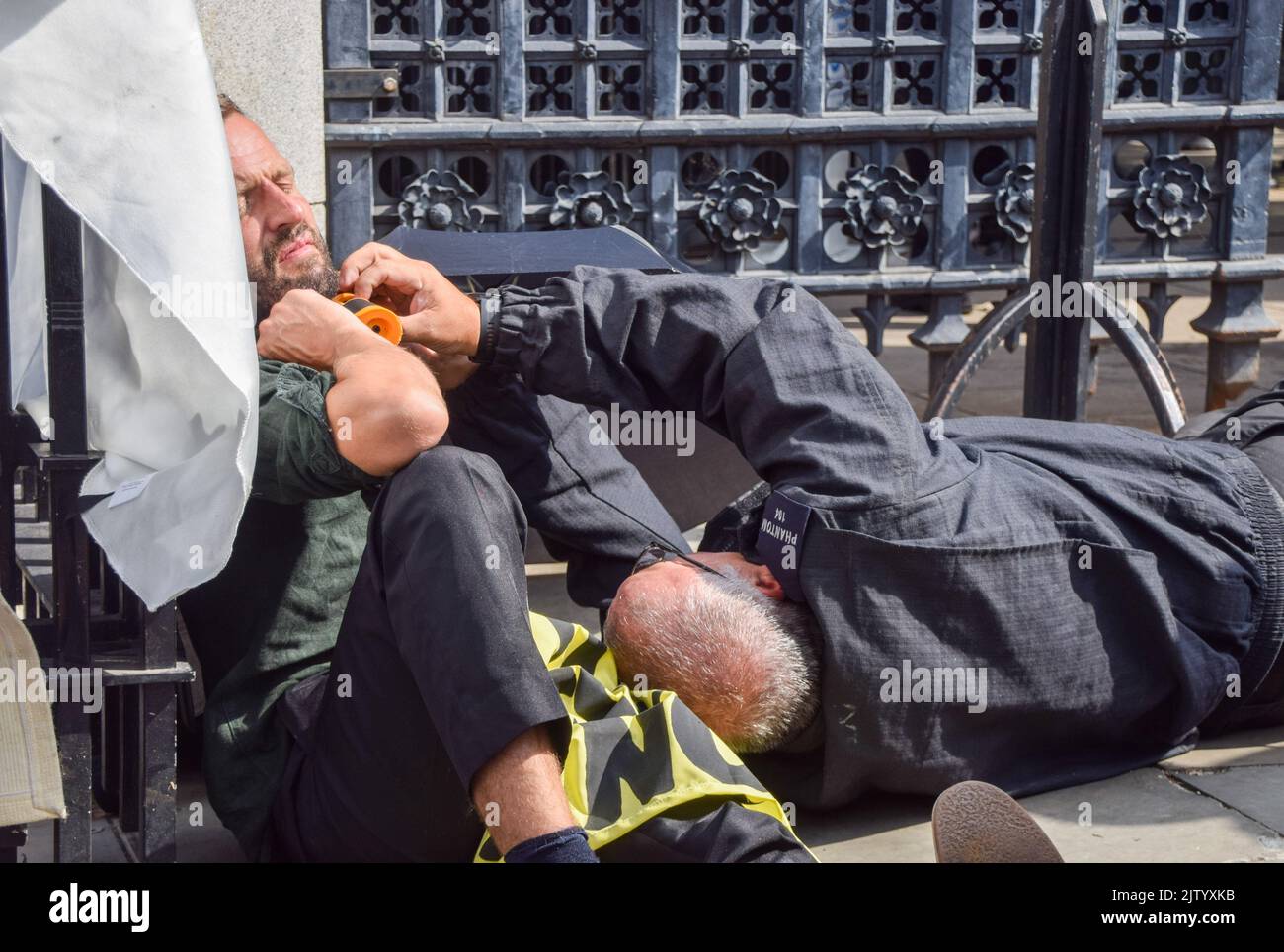 London, England, UK. 2nd Sep, 2022. A police officer picks the lock ...