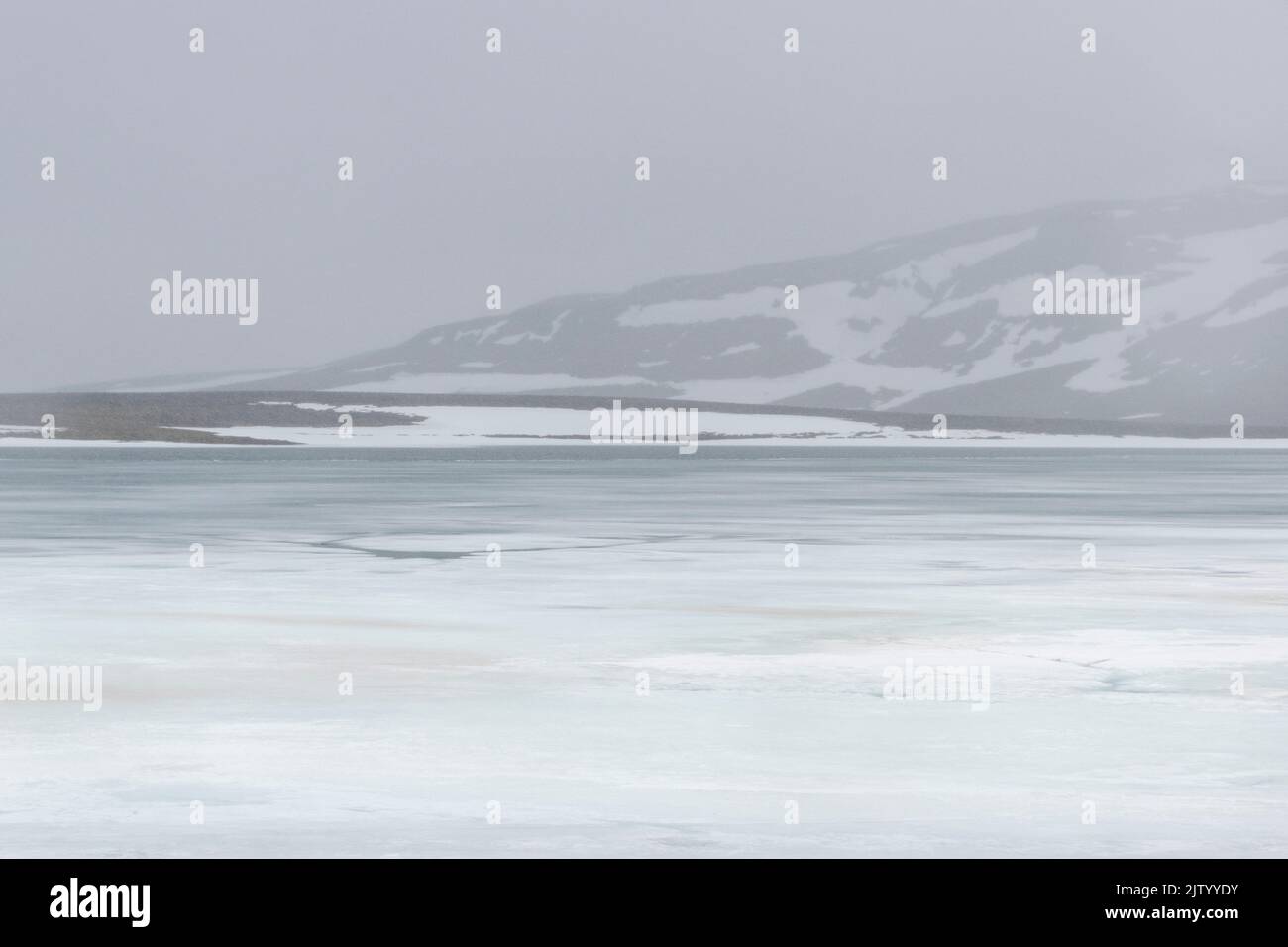 Frozen icelandic lake hi-res stock photography and images - Alamy