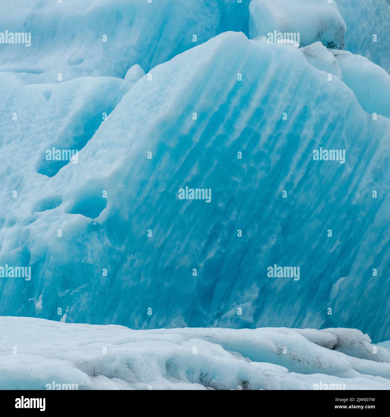 Icebergs floating in the glacial lagoon at Jökulsárlón in the ...