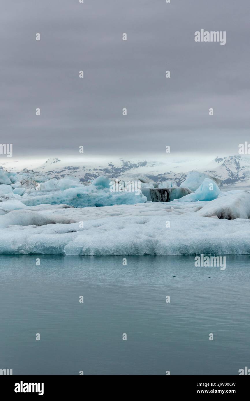 Icebergs floating in the glacial lagoon at Jökulsárlón in the ...