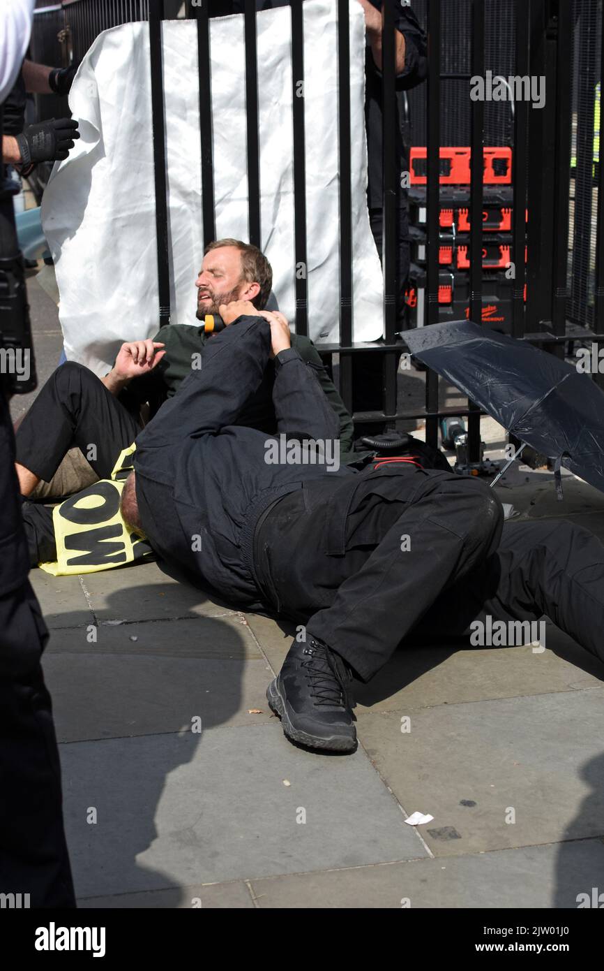 London, UK. 2nd Sep, 2022. Police man lies on the ground to release the ...