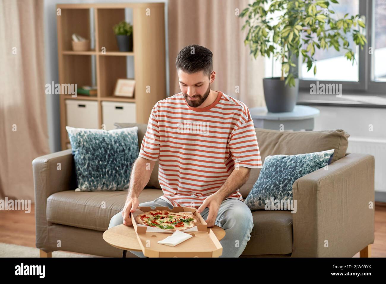 Man takeaway box hi-res stock photography and images - Alamy