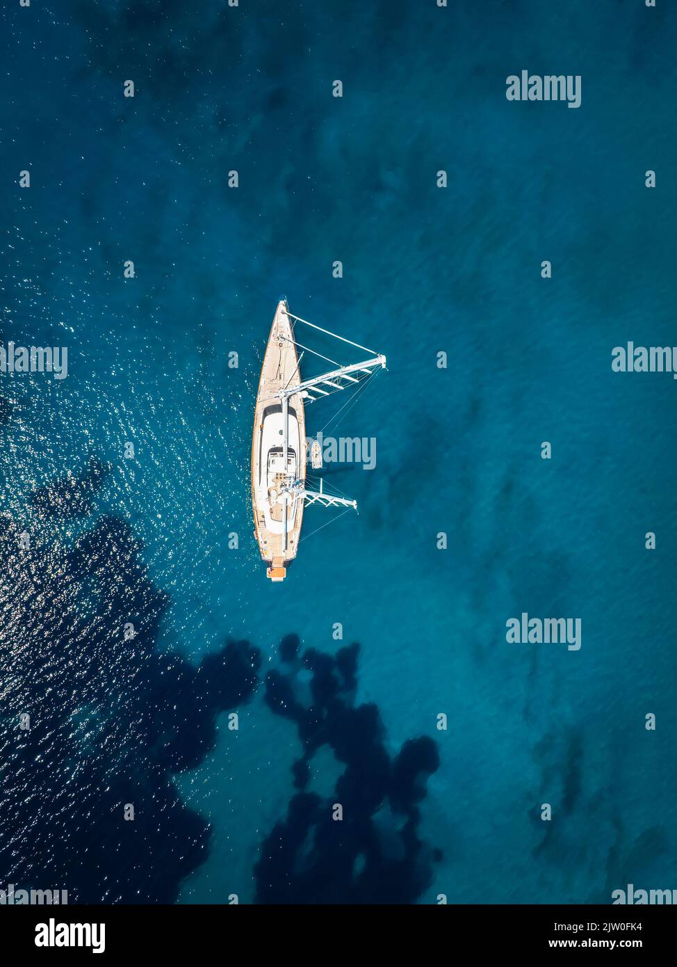 Luxury boat aerial view luxurious hi-res stock photography and images - Alamy