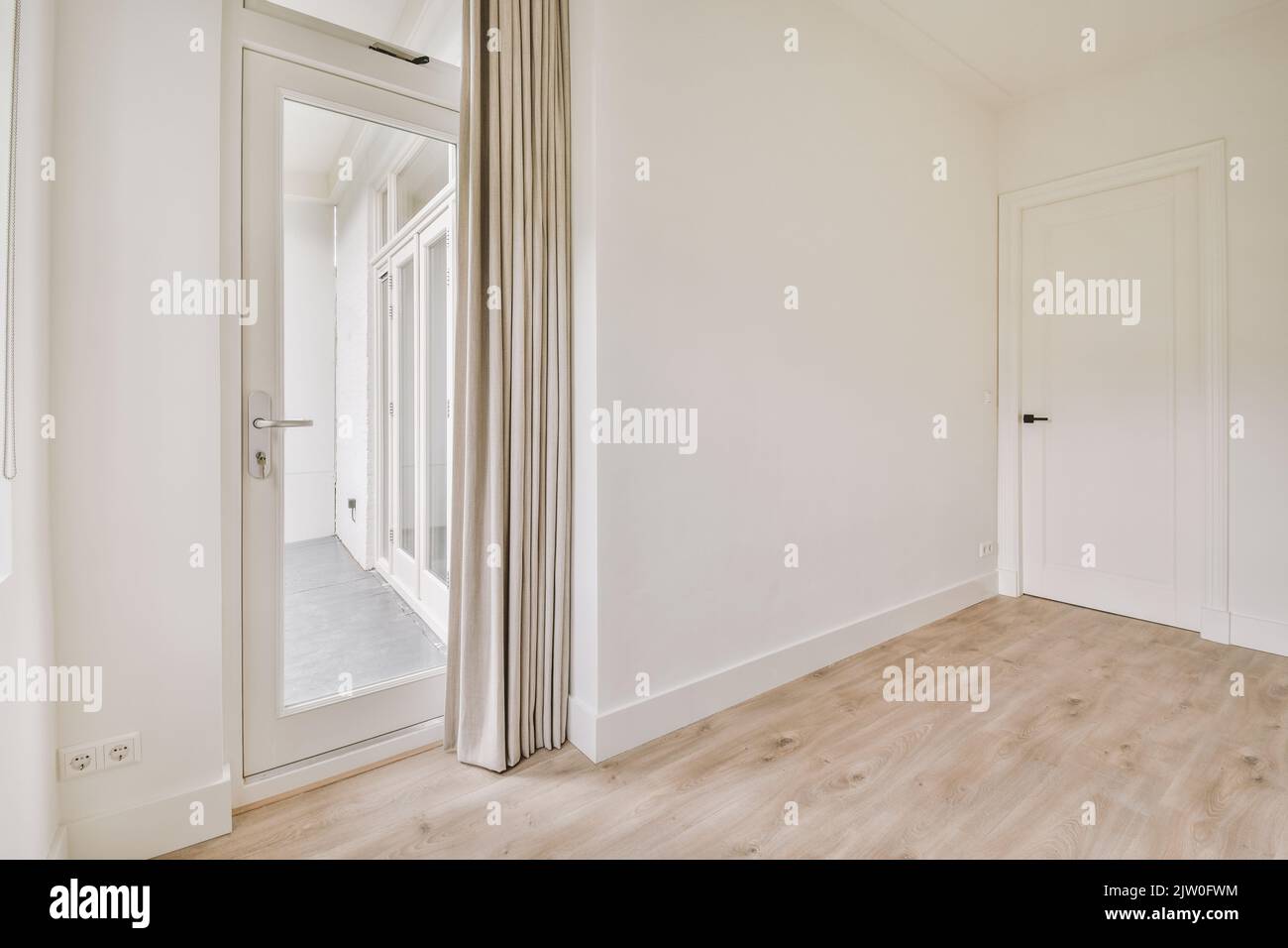 A cozy and spacious empty room in a luxury house Stock Photo - Alamy