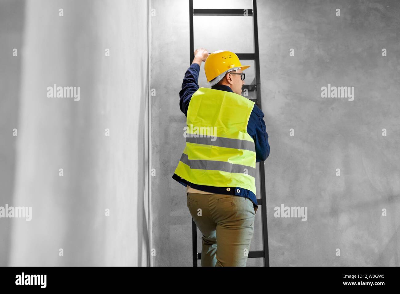 Construction worker climbing ladder hi-res stock photography and images ...