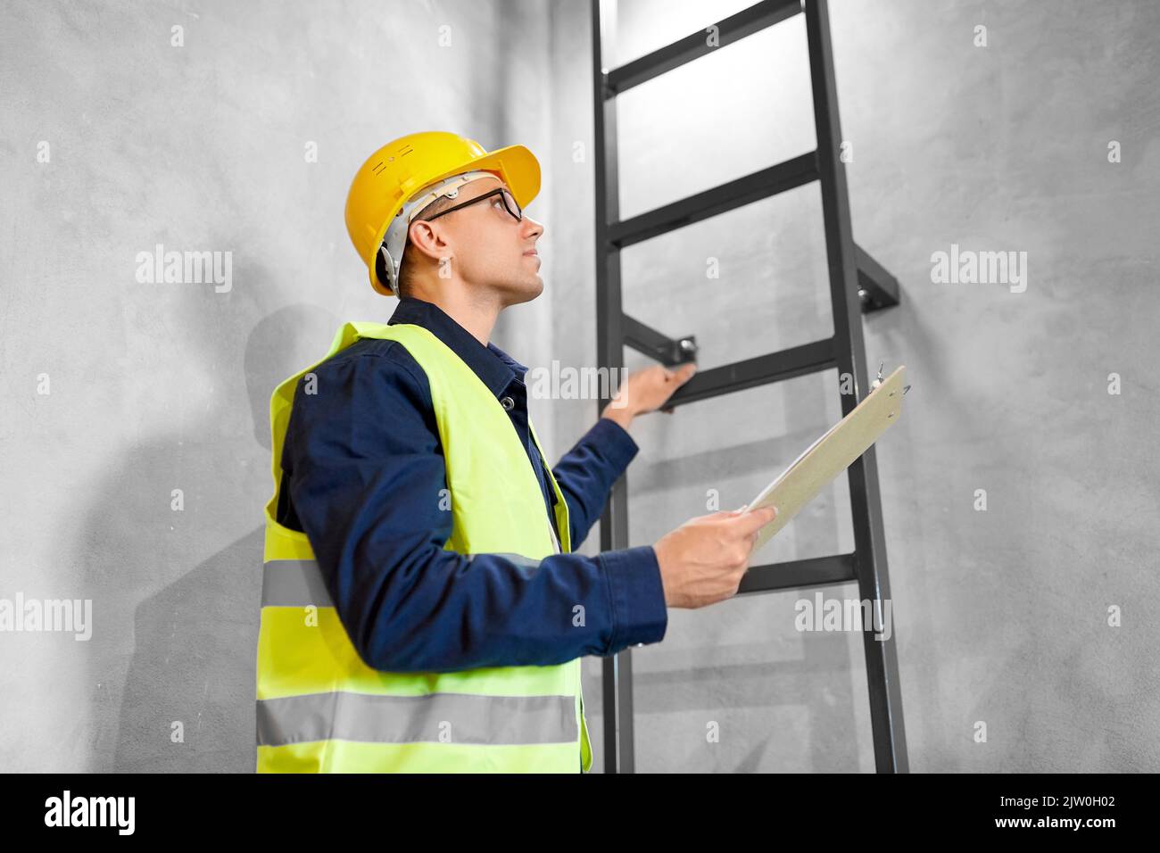 Builder ladder hi-res stock photography and images - Alamy