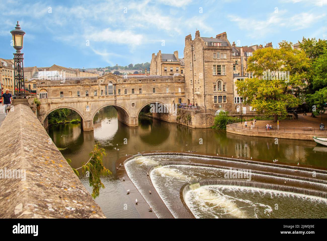 The Pulteney Bridge over the River Avon, and the weir in Bath Somerset ...