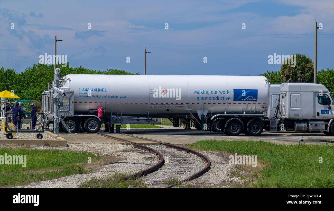 Kennedy Space Center, USA. 31 August, 2022. Tanker trucks deliver ...