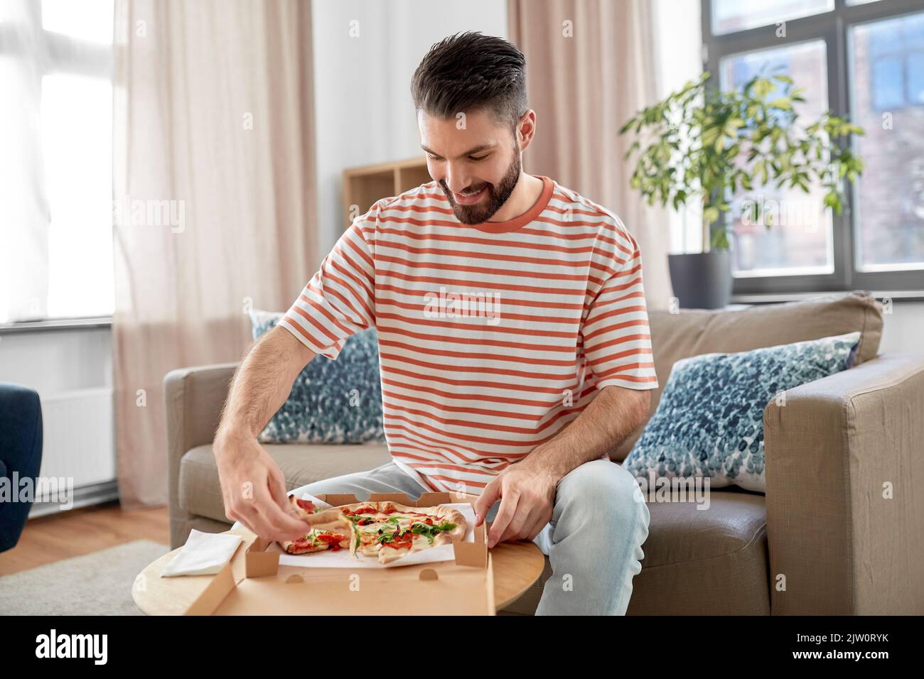 Man with pizza box hi-res stock photography and images - Alamy