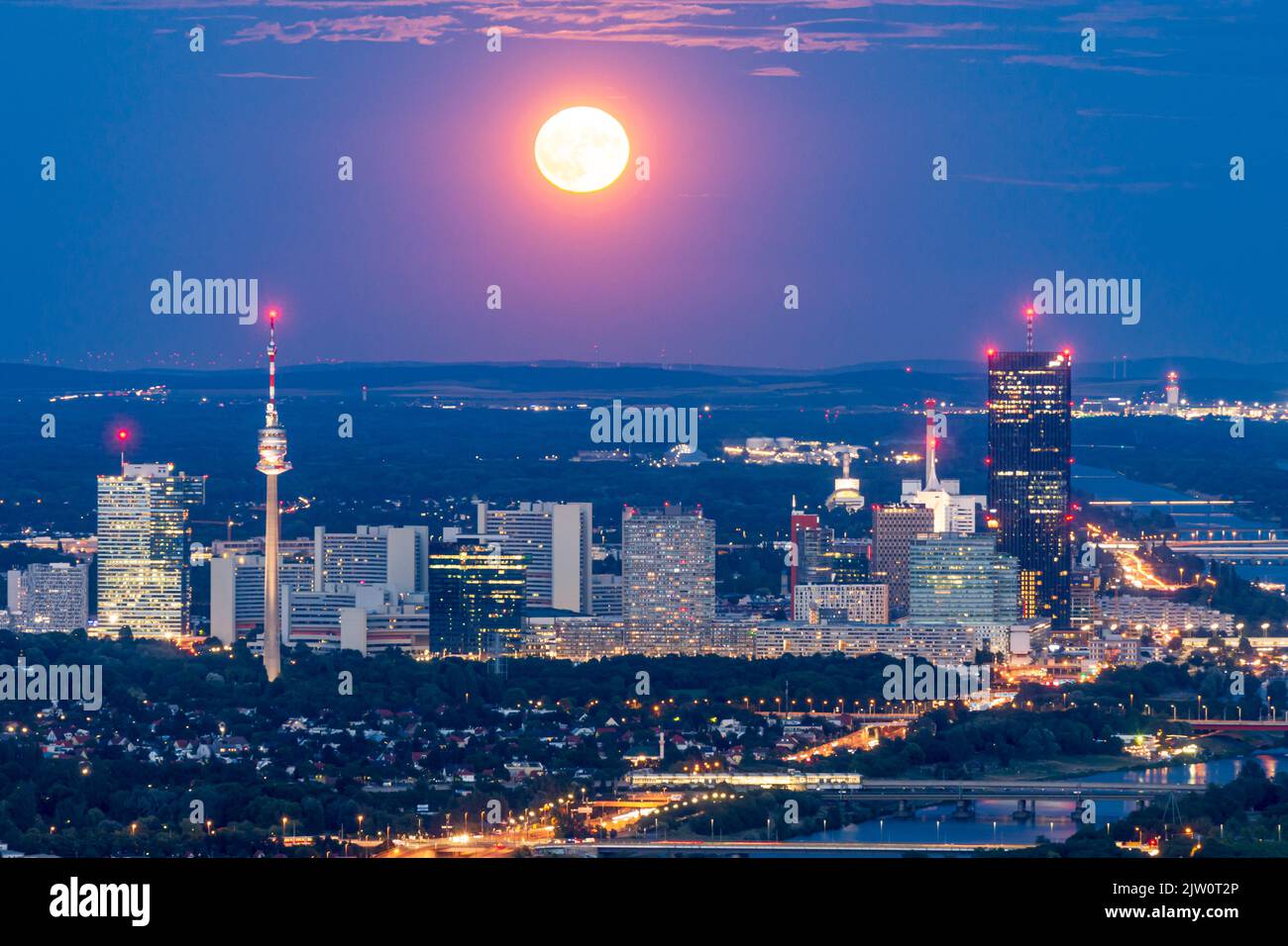 Wien, Vienna: full moon rise, super moon, view from mountain ...