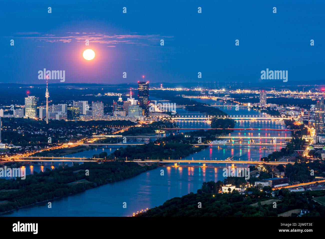 Wien, Vienna: full moon rise, super moon, view from mountain ...