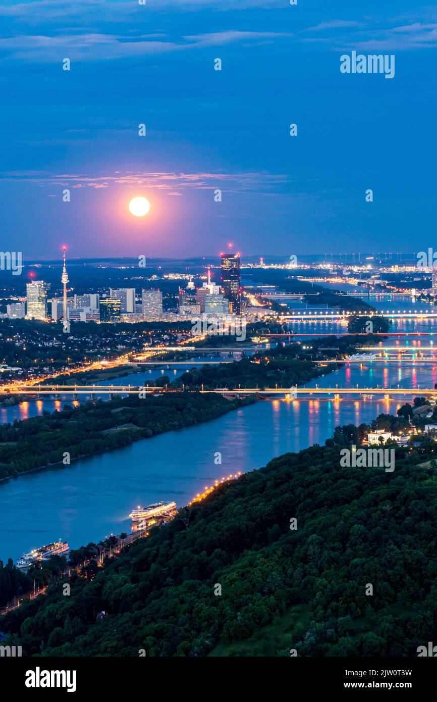 Wien, Vienna: full moon rise, super moon, view from mountain ...
