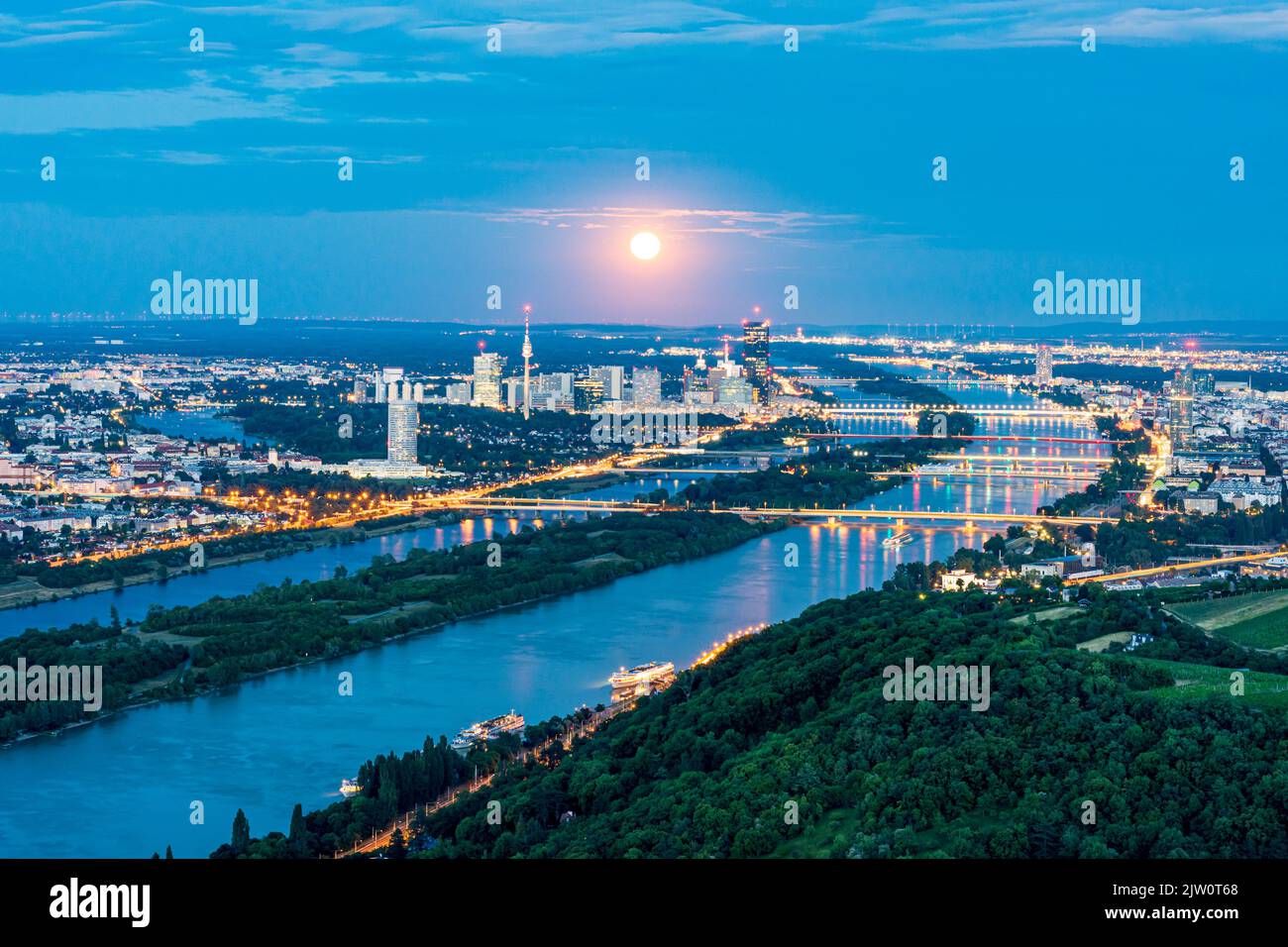 Wien, Vienna: full moon rise, super moon, view from mountain ...