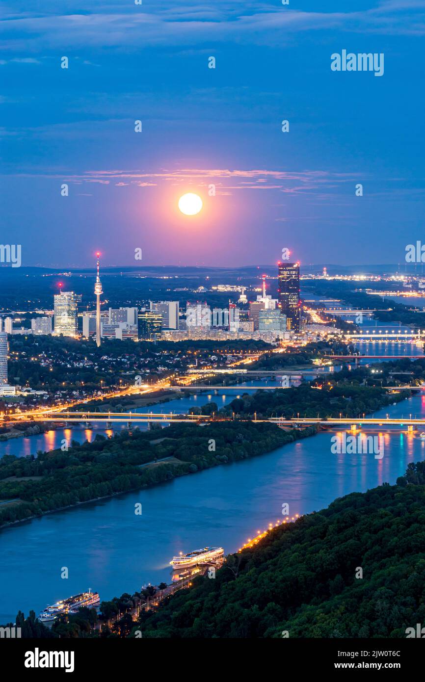 Wien, Vienna: full moon rise, super moon, view from mountain ...