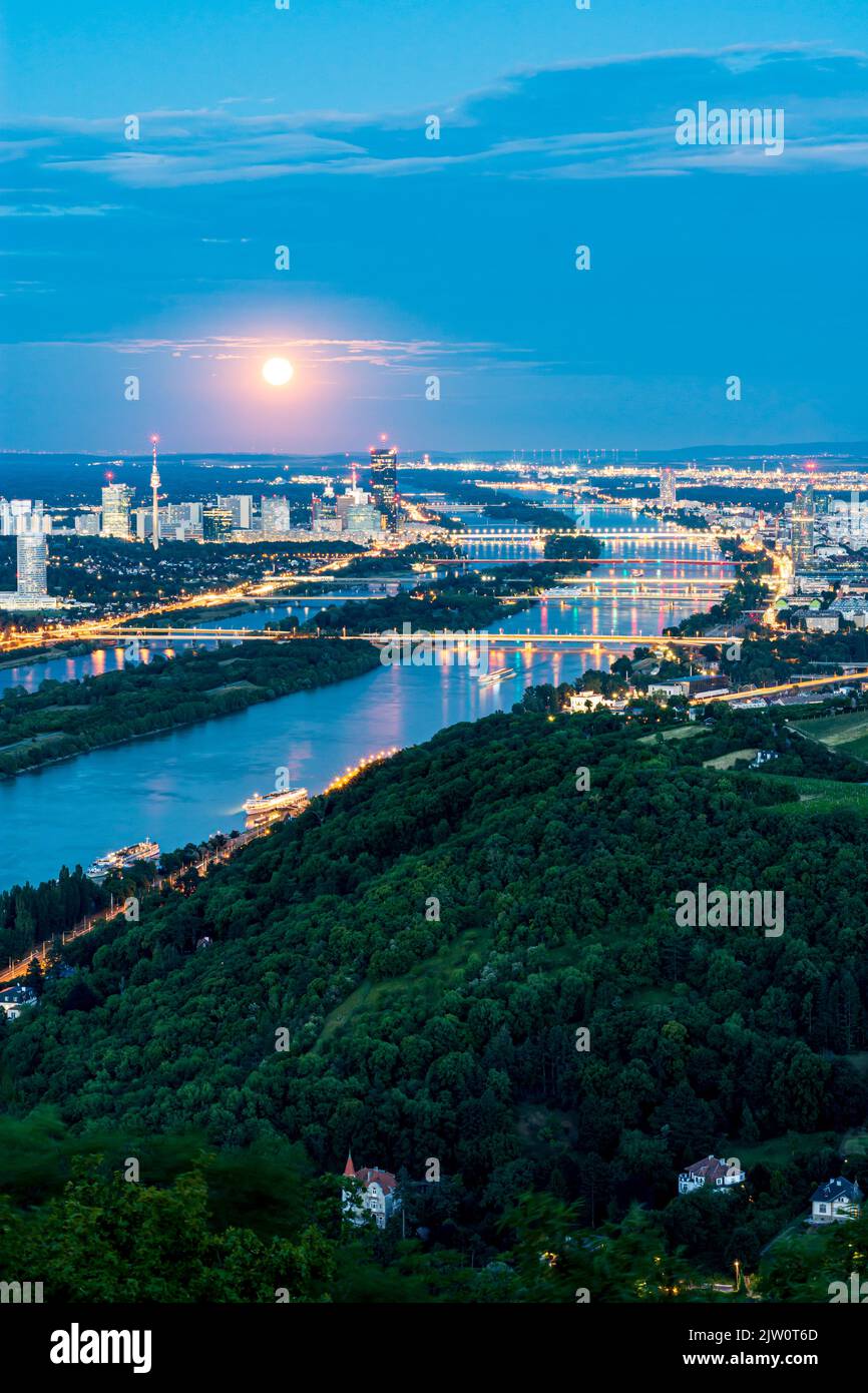 Wien, Vienna: full moon rise, super moon, view from mountain ...