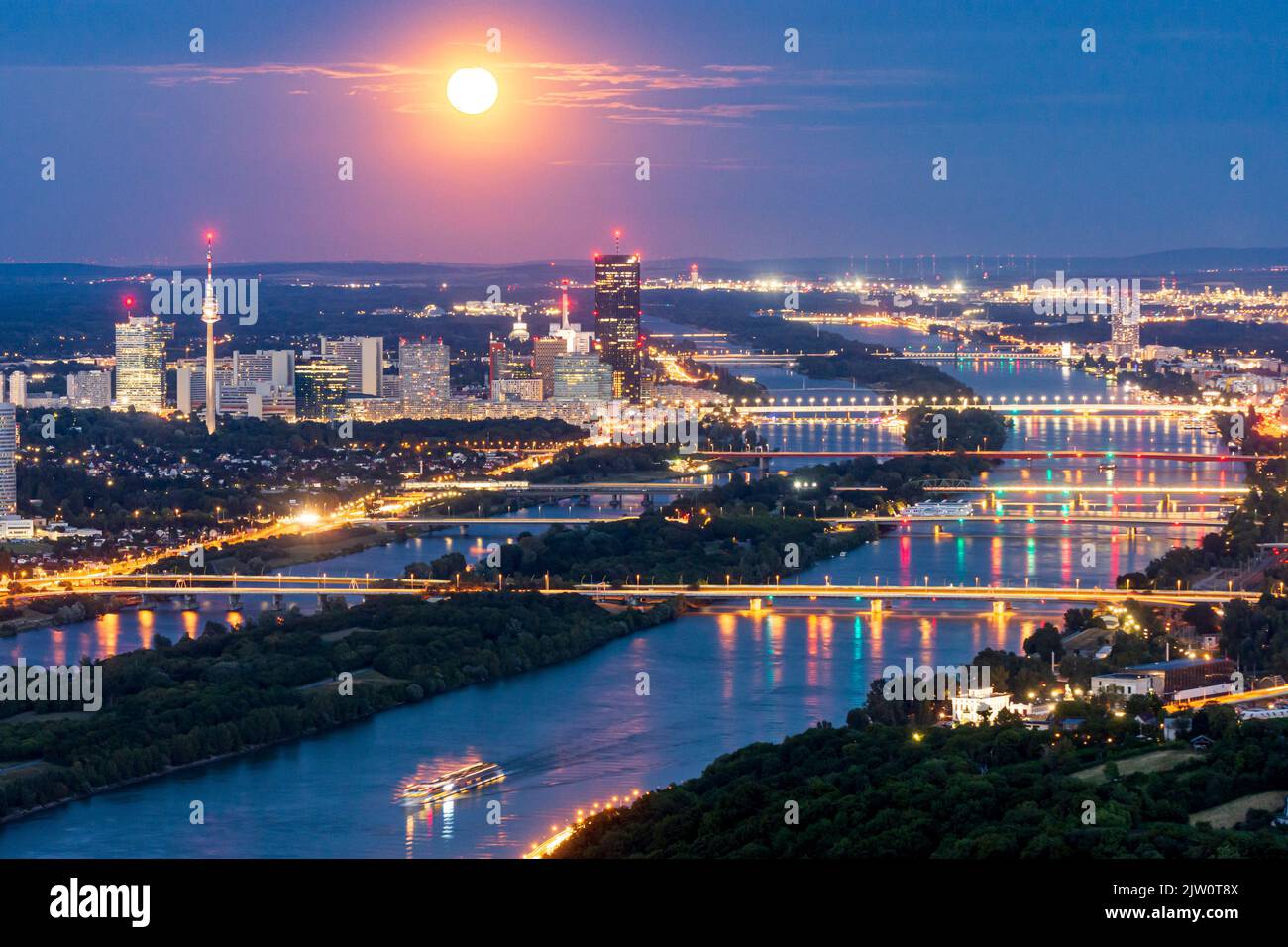 Wien, Vienna: full moon rise, super moon, view from mountain ...