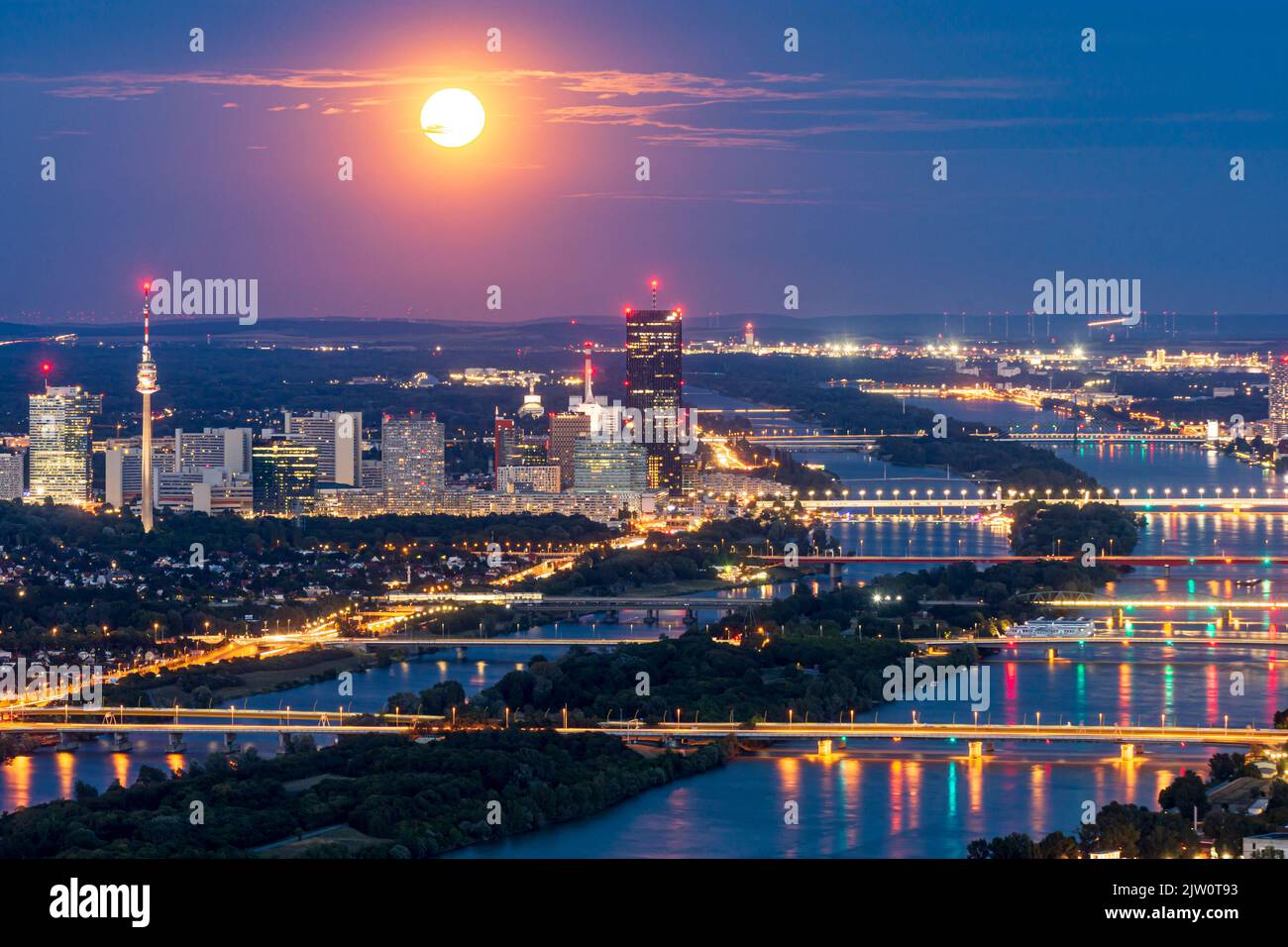Wien, Vienna: full moon rise, super moon, view from mountain ...