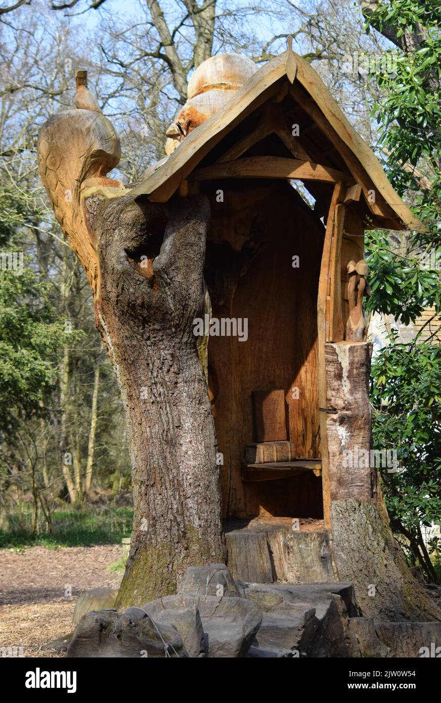reading hut carved from a tree, thornham walks, suffolk Stock Photo - Alamy