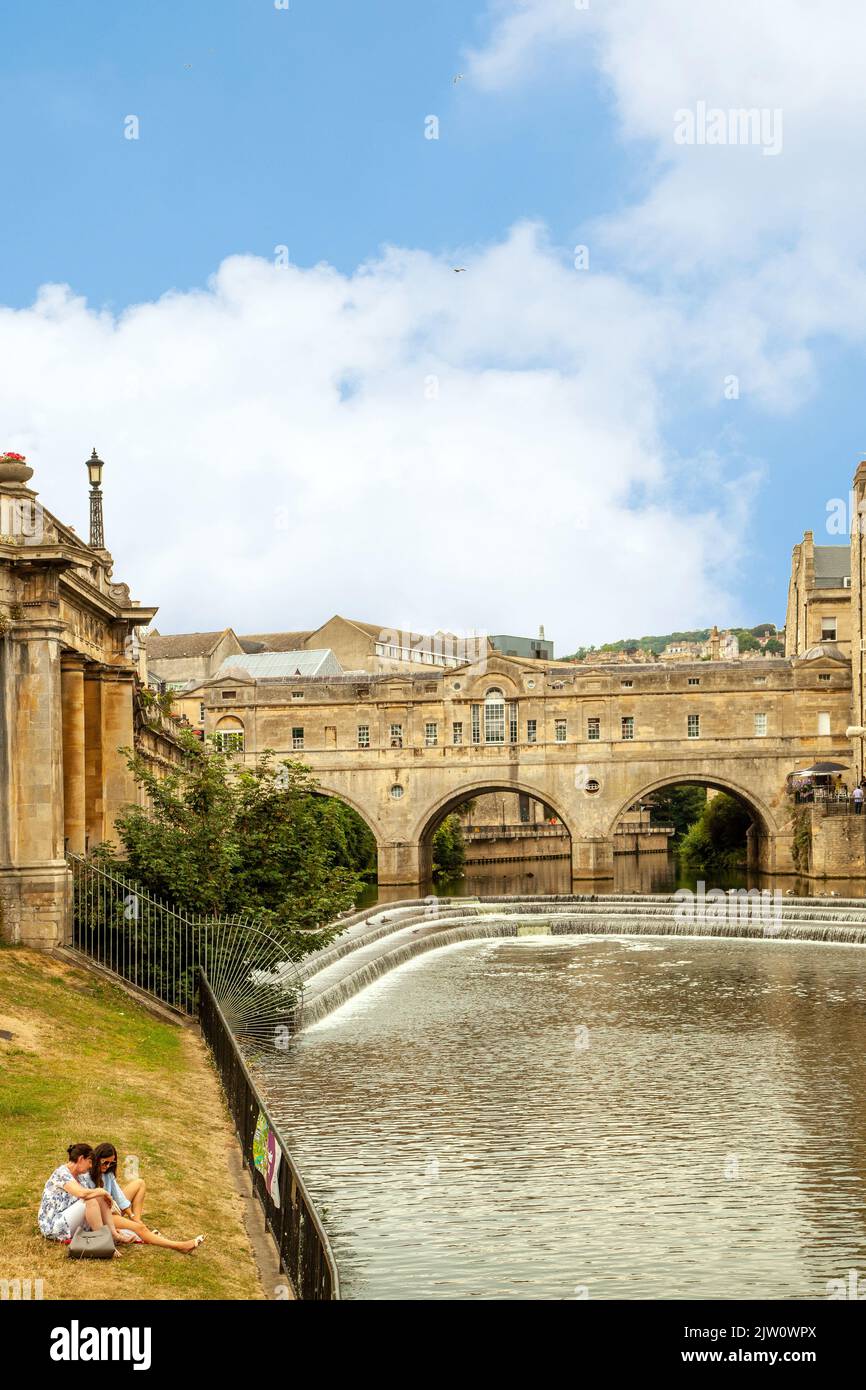 The Pulteney Bridge over the River Avon, and the weir in Bath Somerset ...