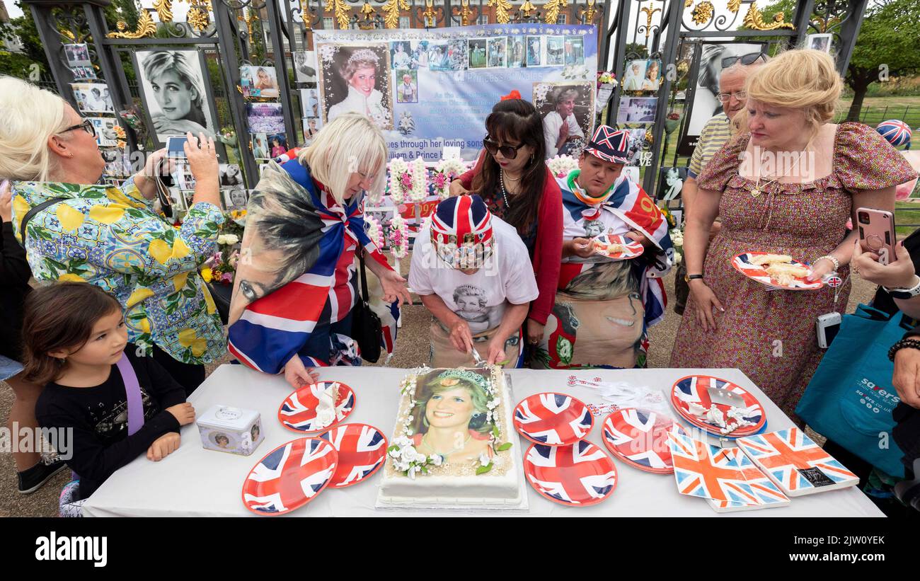 Banners and flowers have been placed outside Kensington Palace to ...