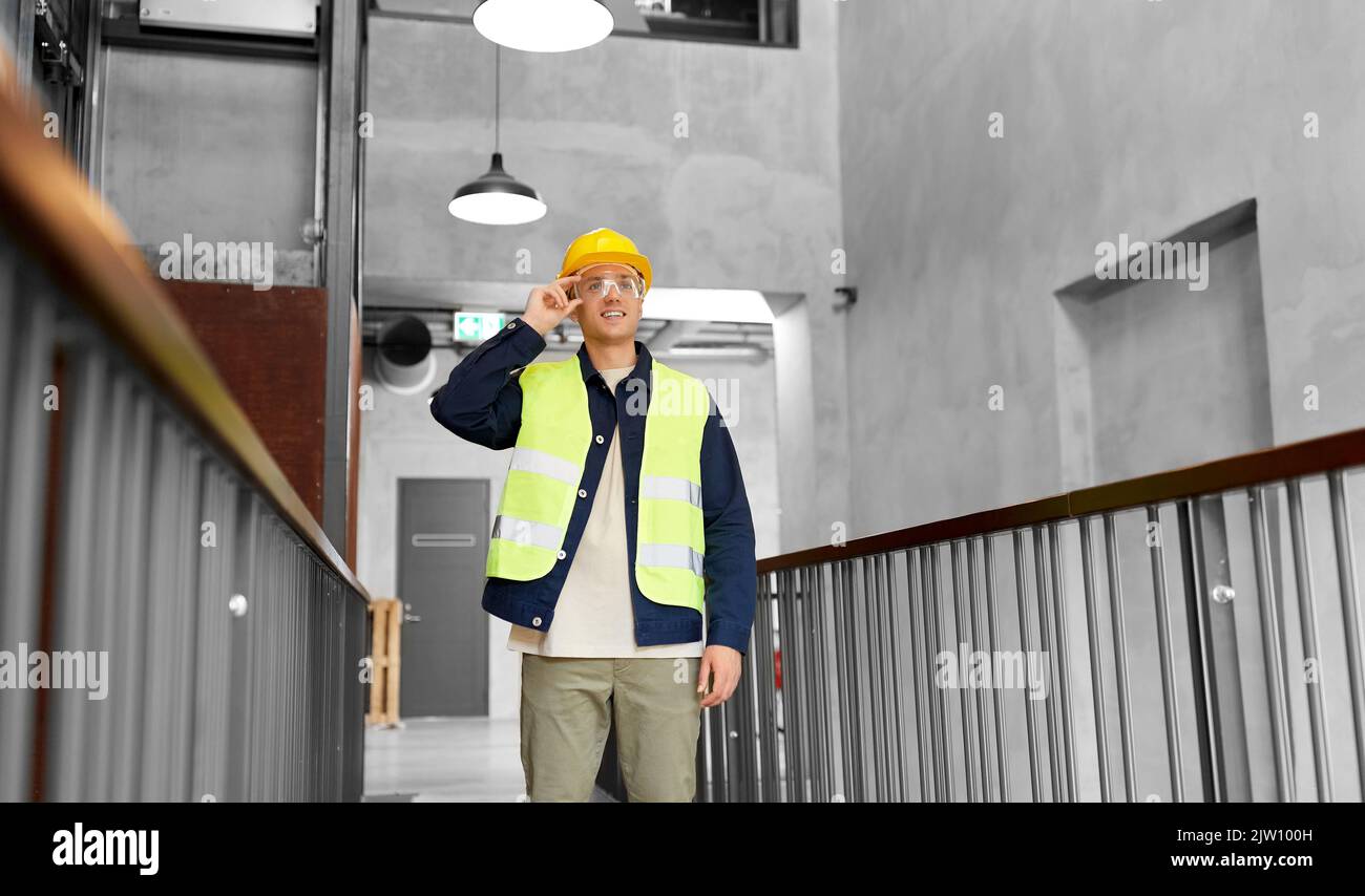 Man in reflective goggles hi-res stock photography and images - Alamy