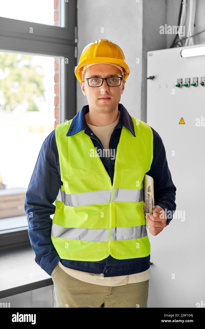 Young male electrician clipboard hi-res stock photography and images ...