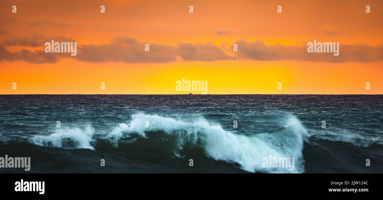 Aggressive waves hi-res stock photography and images - Alamy