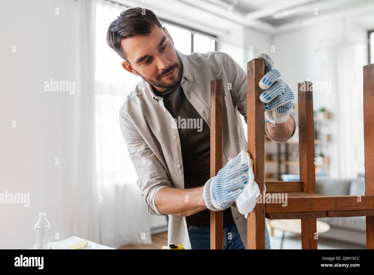 man cleaning old table surface with tissue Stock Photo - Alamy
