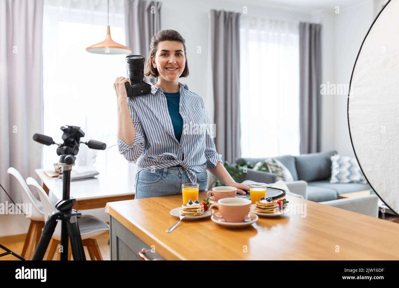 Blog camera food photo hi-res stock photography and images - Alamy