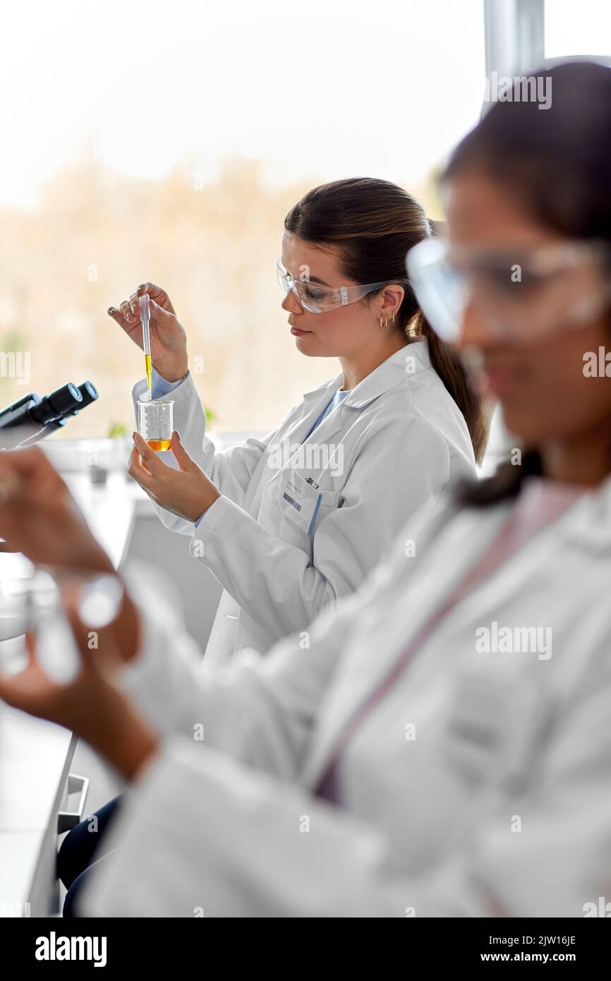 Chemistry dropper researching science lab hi-res stock photography and ...
