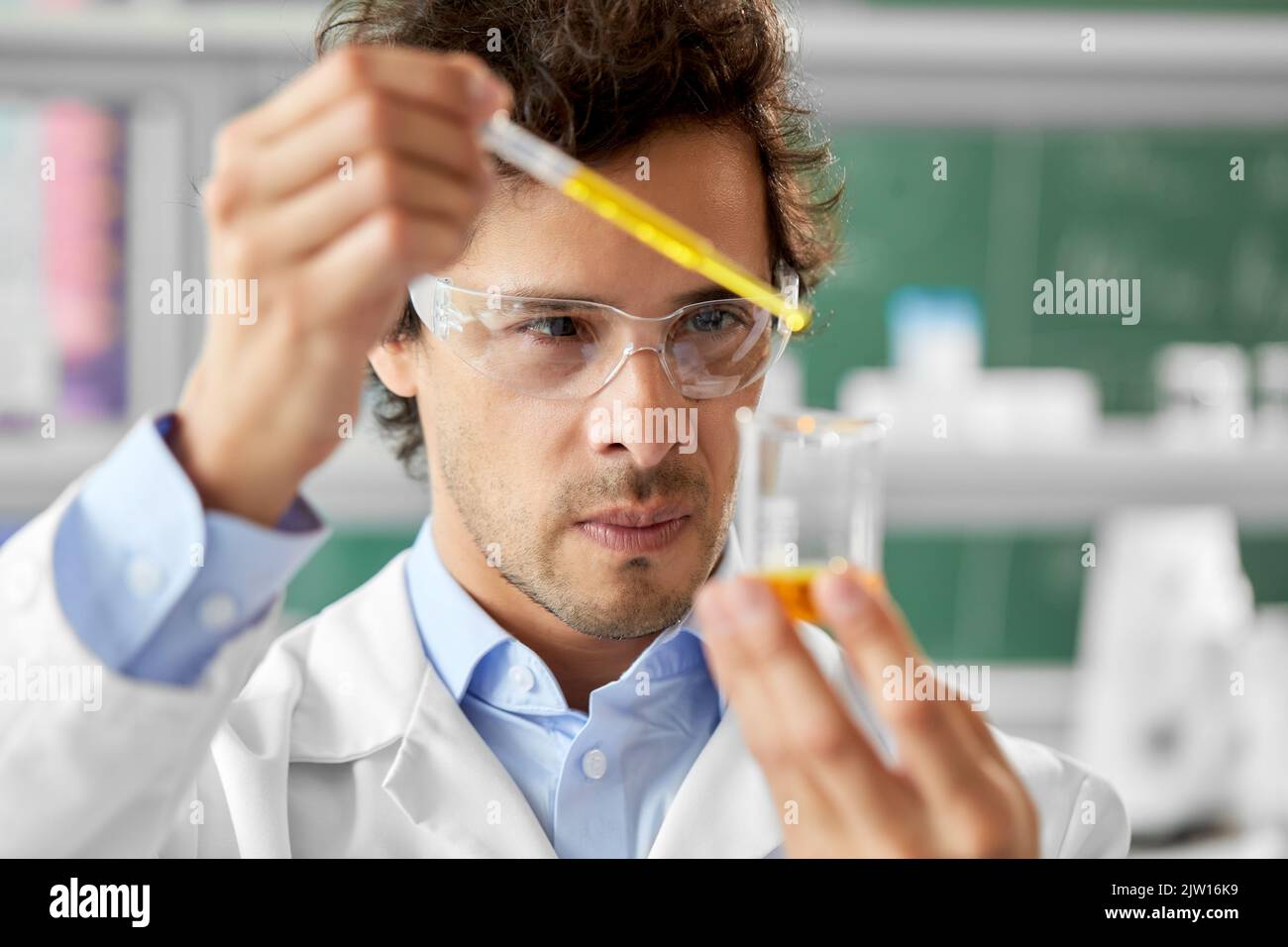 Male doctor laboratory flask hi-res stock photography and images - Alamy